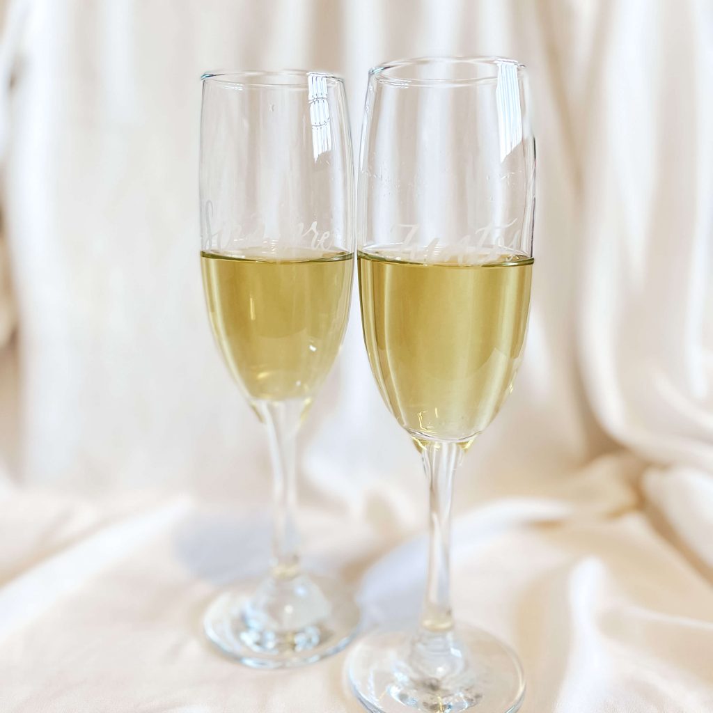 Set de 2 copas para brindar grabadas con palabra o nombre » J A R A